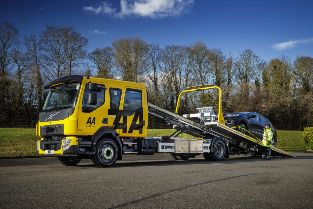 The AA's top recovery patrol bags 'AA 3' reg Volvo FL - Truckanddriver ...